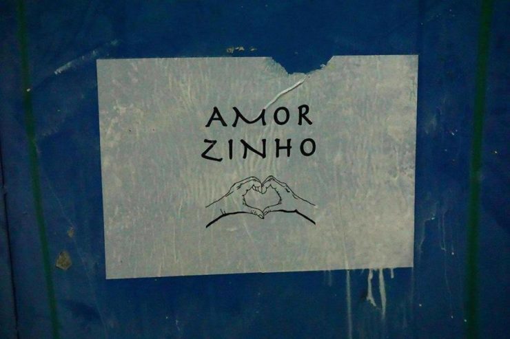 Sabia que lambe-lambe é considerado arte urbana? – Brechando