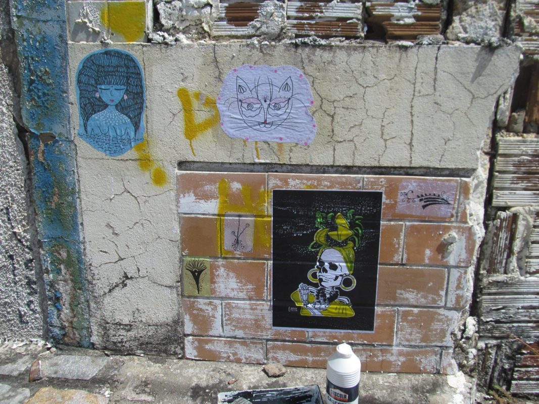 Sabia que lambe-lambe é considerado arte urbana? – Brechando