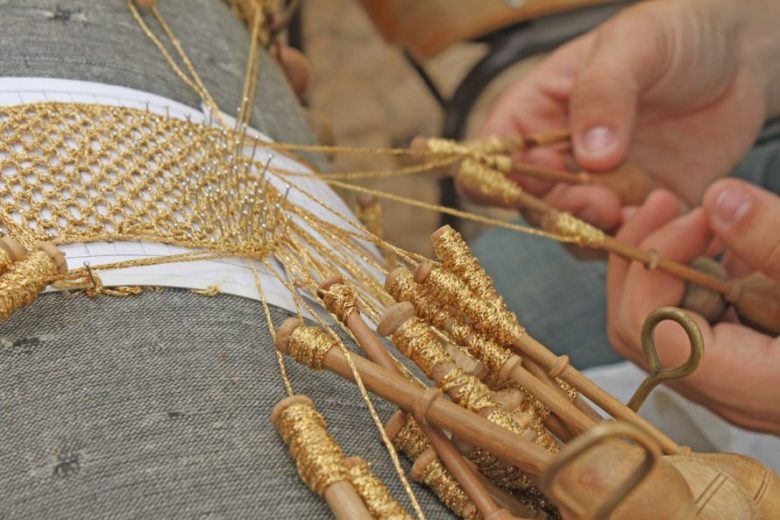 Renda de bilros: O balé que sai das mãos – Brechando